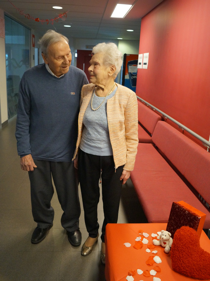 Zelfs na 70 jaar knuffelen Roger en Agnes nog steeds bijna elke dag ...