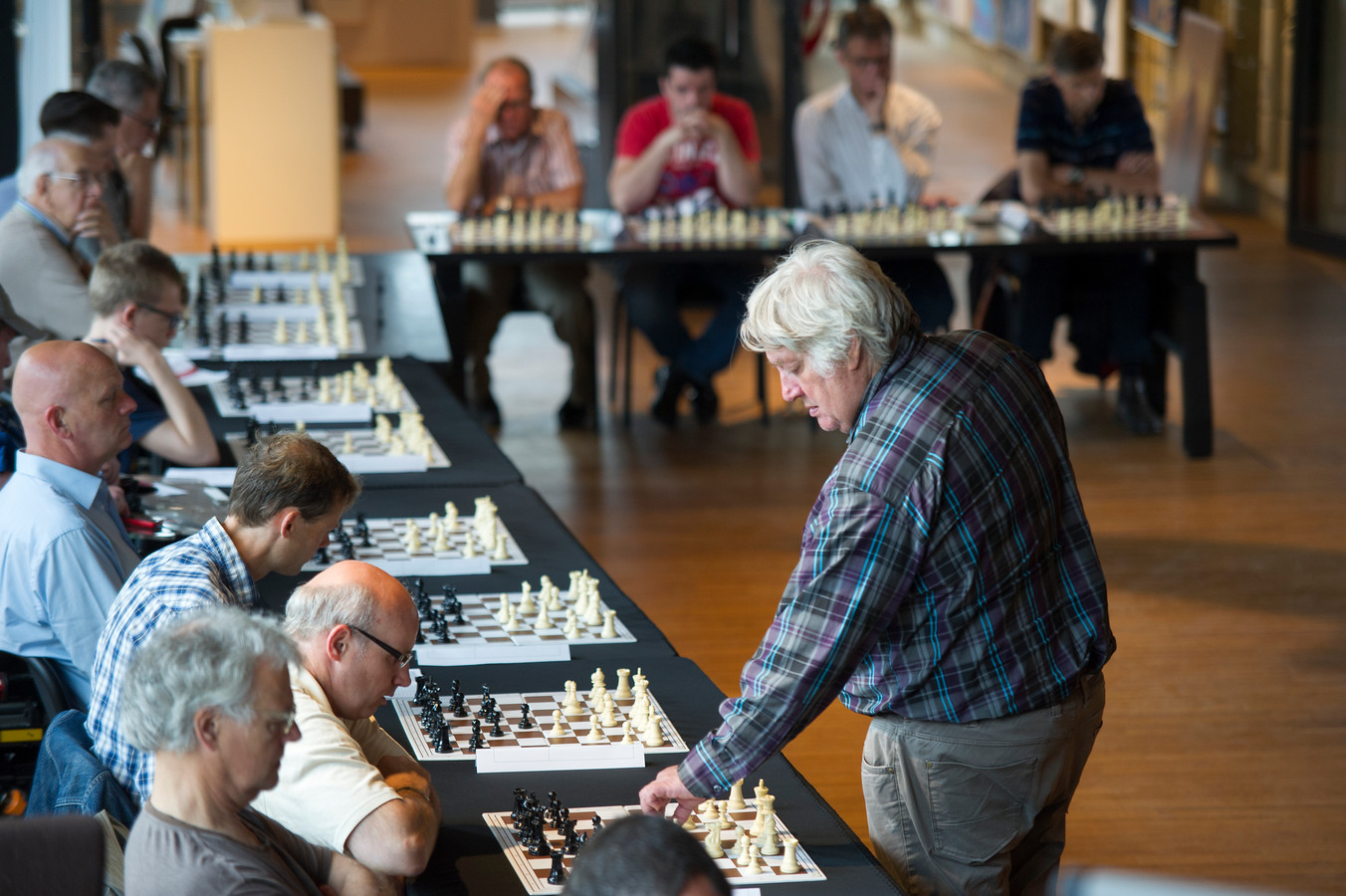 Schaakgrootmeester Jan Timman geniet van zijn opvolger Jorden van ...