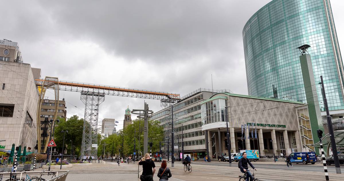 John Stoop (62) laat je voelen hoe het is om blind te zijn in Rotterdam | Rotterdam | AD.nl