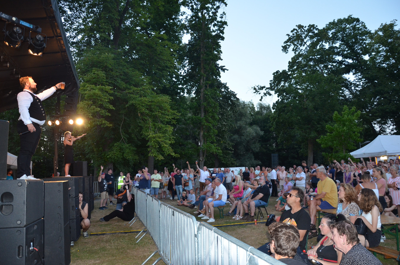 Tweede parkconcert lokt ondanks hitte heel wat volk | Foto | hln.be