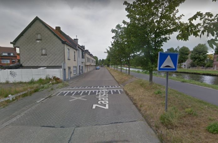 Zaatstraat week afgesloten door herstellingswerken verkeersdrempel ...