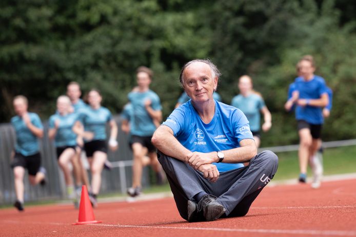 Atletiektrainer Richard (70) kleurt al 40 jaar buiten de lijntjes ...