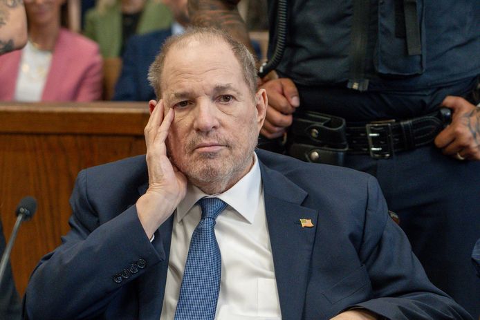 Weinstein krijgt nieuw proces na terugdraaiing veroordeling 2020 | Show ...