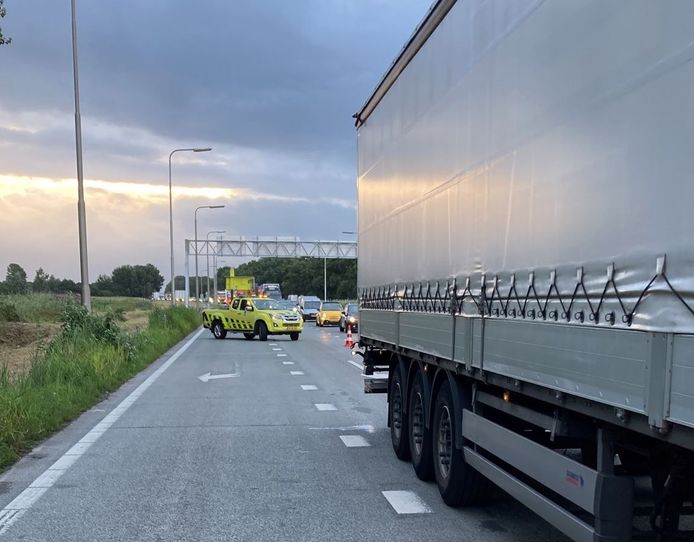 Kapotte vrachtwagen op knooppunt Hooipolder, file door tijdelijk dichte verbindingsweg naar ...