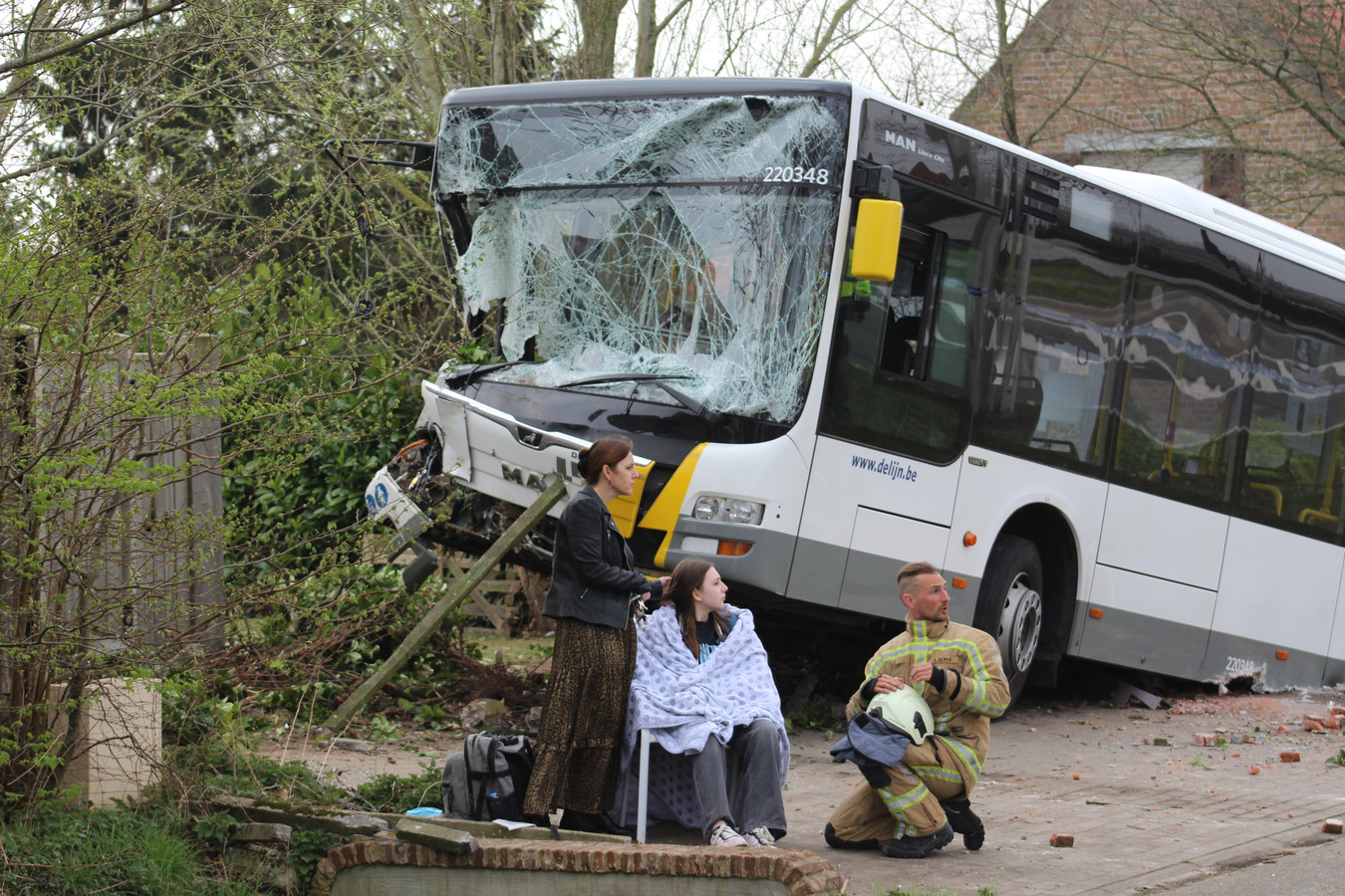 40 passagiers van Lijnbus ontsnappen aan het ergste bij zwaar ongeval ...