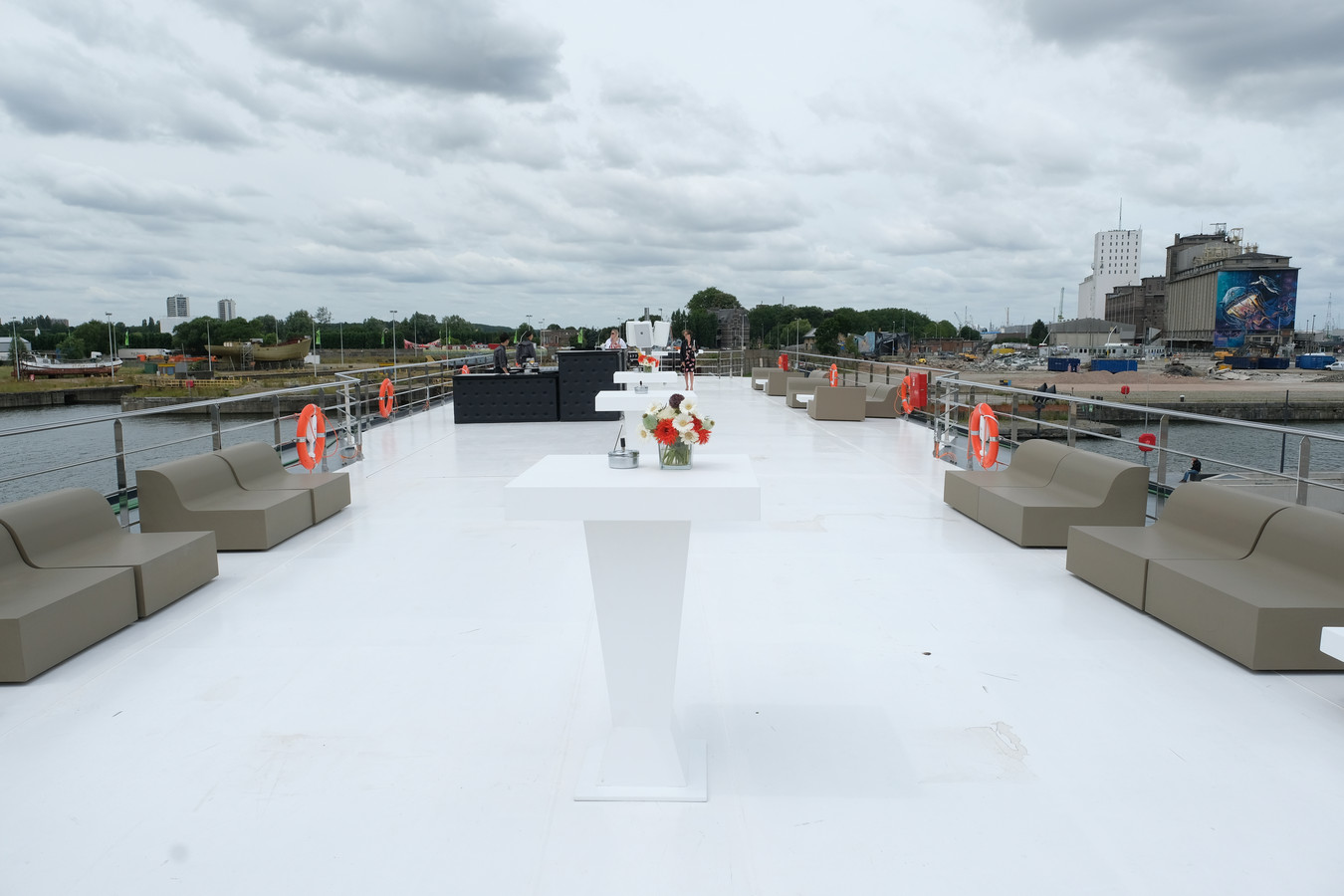 Futuristisch schip Blue Rhapsody meert aan in Antwerpen | Foto | hln.be