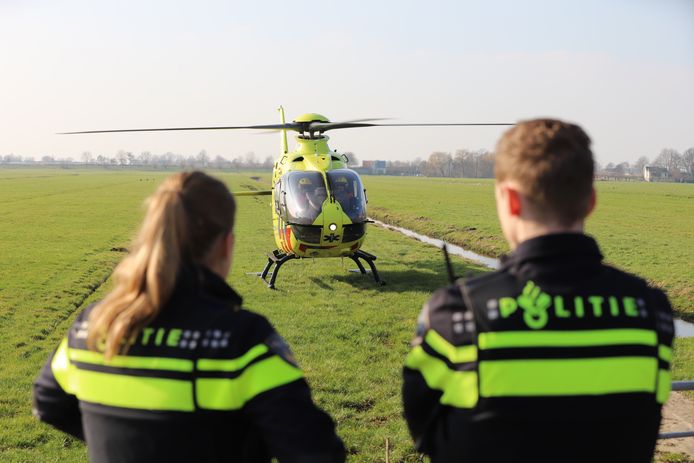 Wielrenner valt hard in Schipluiden, traumahelikopter rukt uit | Midden ...
