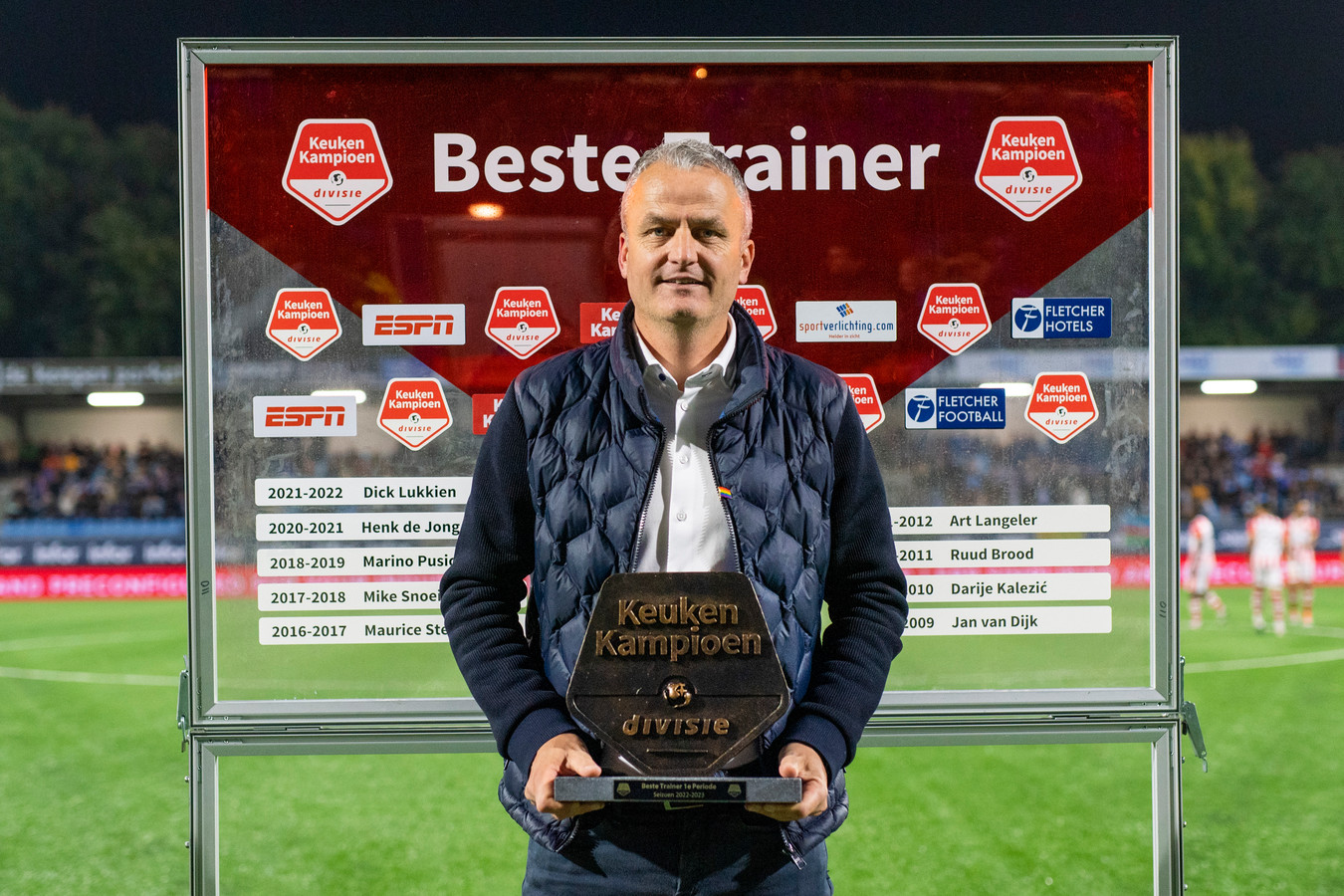 Tweede schild op de schoorsteenmantel van Penders: trainer FC Eindhoven ...