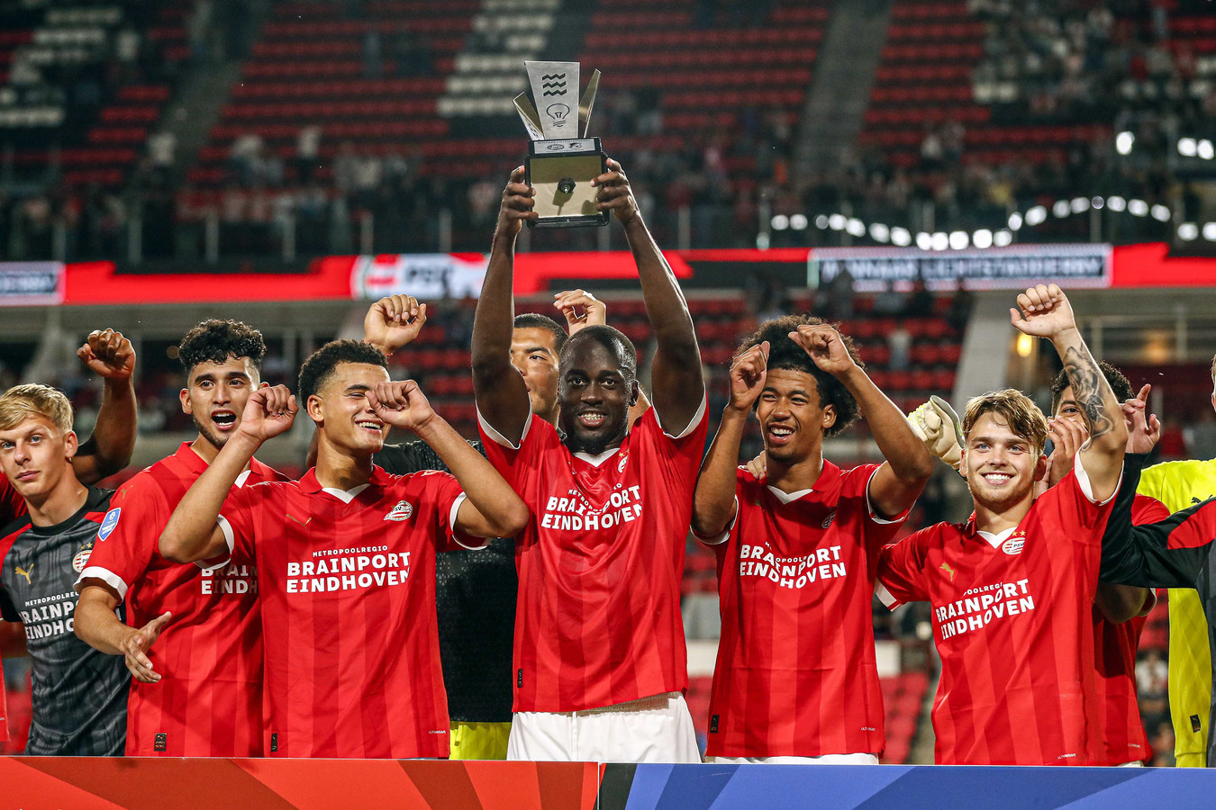 De opstelling van PSV krijgt op deze manier al vorm, hoewel Peter Bosz ... De opstelling van PSV krijgt op deze manier al vorm, hoewel Peter Bosz ...