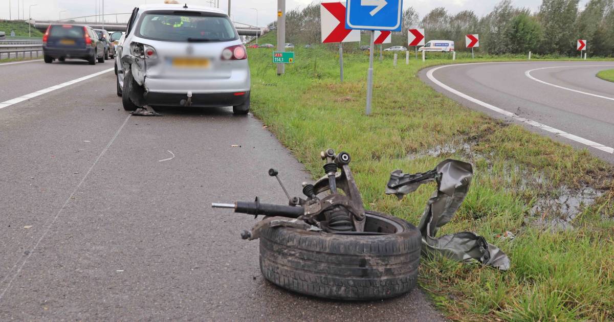 Autowiel en volledige ophanging breken los door botsing op A59 bij ...