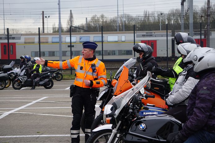 Oostendse politie houdt opfrisdag voor motorrijders na winterseizoen. “Het is belangrijk om ...