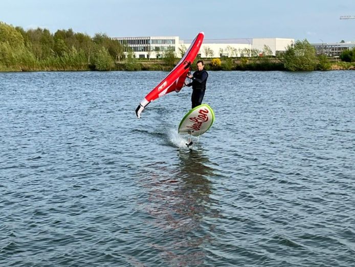 KIJK. En dan zweef je even boven de surfput: Windsurfing Deinze pakt ...