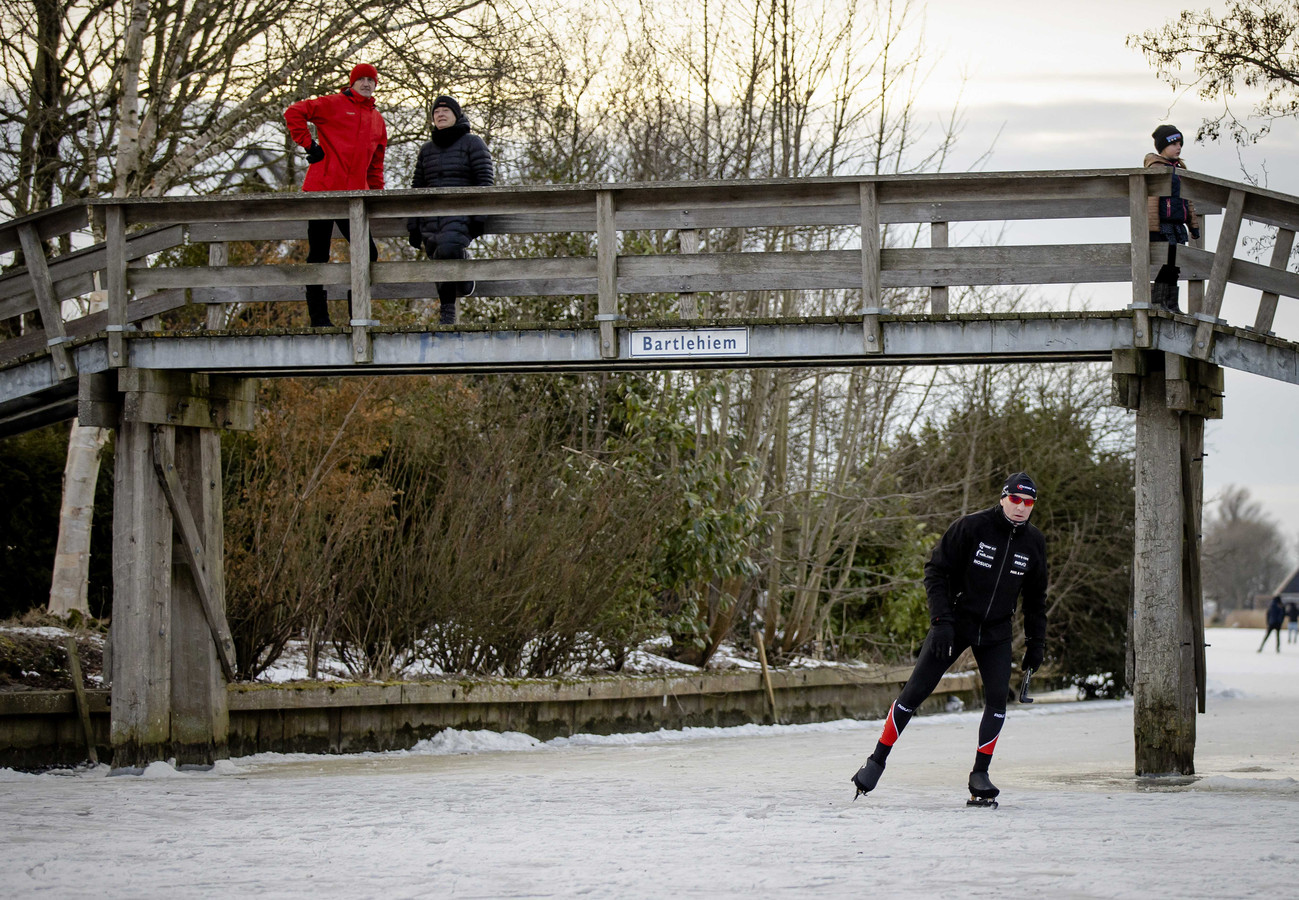 Laatste winnaar Elfstedentocht glijdt over de finish op Bonkevaart ...