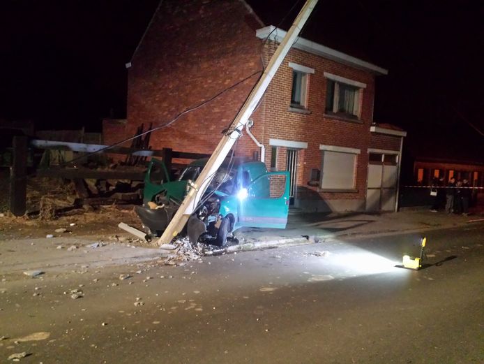 Zwaargewond bij klap tegen verlichtingspaal | Sint-Lievens-Houtem | hln.be