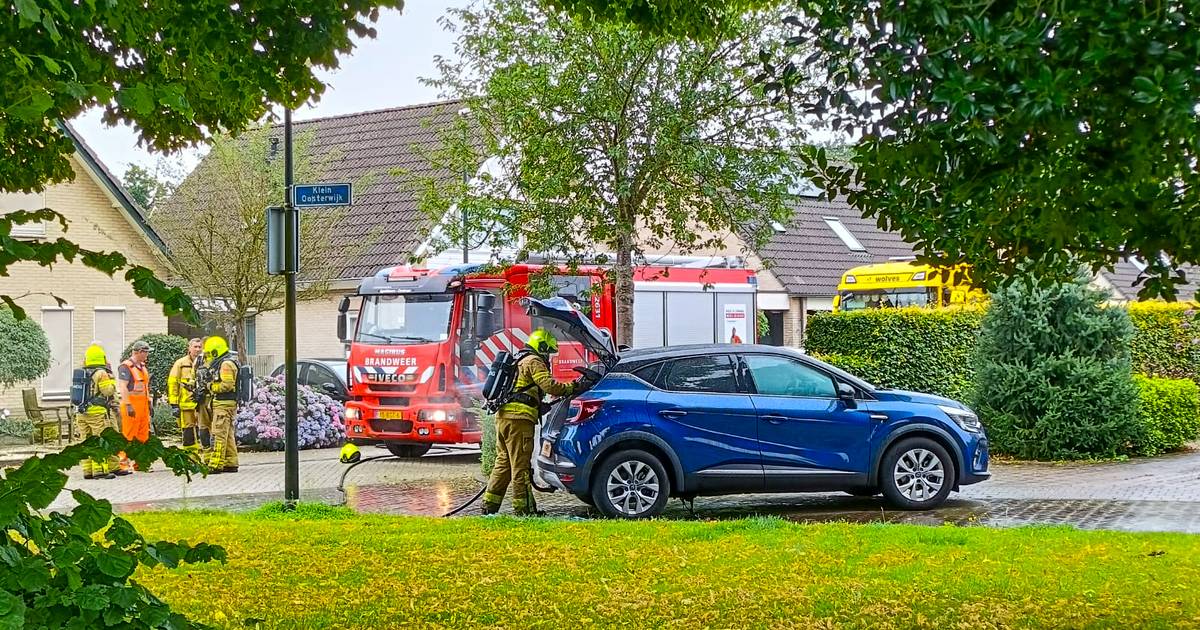 Auto vat vlam op de Klein Oosterwijk in Apeldoorn | 112 nieuws Apeldoorn | destentor.nl