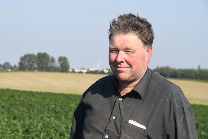 Landbouwer Patrick (54) ziet tractor en sproeimachine in vlammen opgaan ...