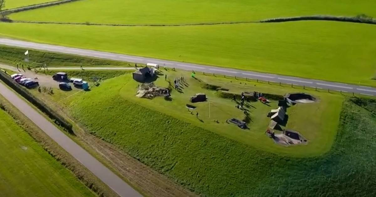 Open dag bunkercomplex De Terp bij Olst. Gidsen geven rondleiding ...