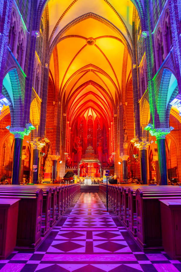 Waarom de Domkerk de komende drie dagen in regenboogkleuren gehuld is ...