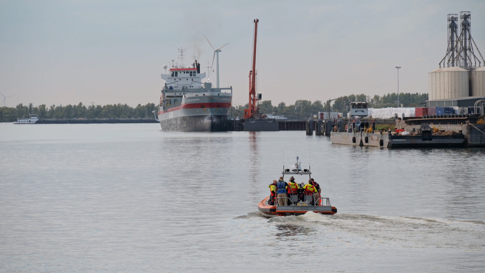 Schip lekt een koolwaterstof in haven Moerdijk | Foto | AD.nl