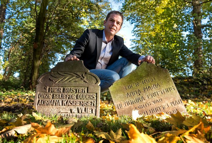 Tuinman doet bizarre ontdekking: twee grafstenen in de achtertuin ...