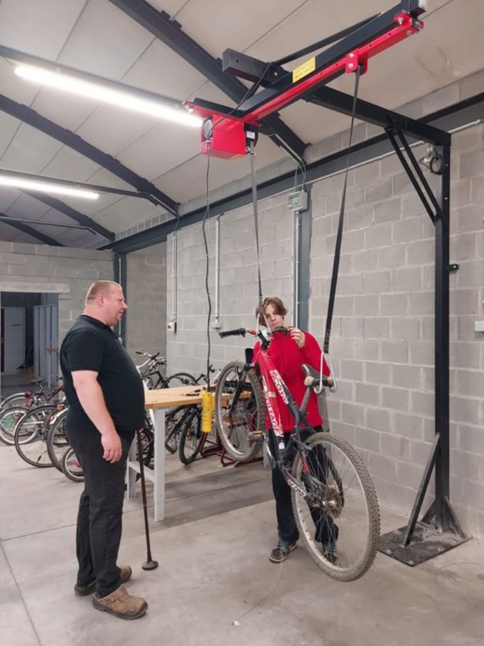 Toekomstige fietsenmakers steken ook handen uit de mouwen op werkvloer ...