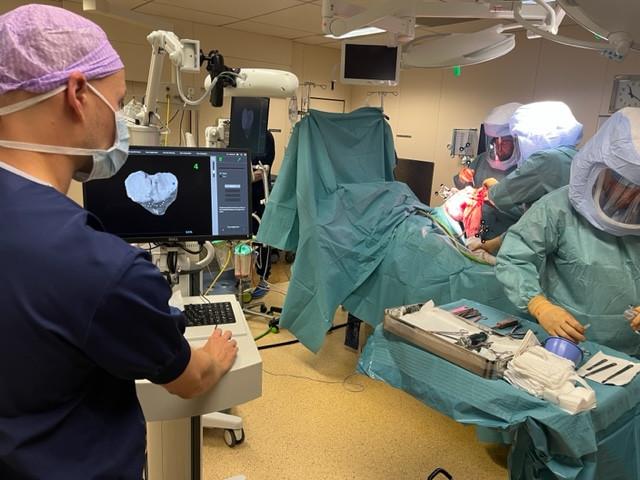 Robot helpt orthopedisten al 500 (!) keer bij plaatsen knieprothese ...