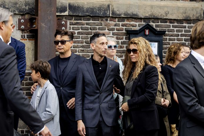 Bekend Nederland loopt uit voor begrafenis Erwin Olaf: fotograaf op ...