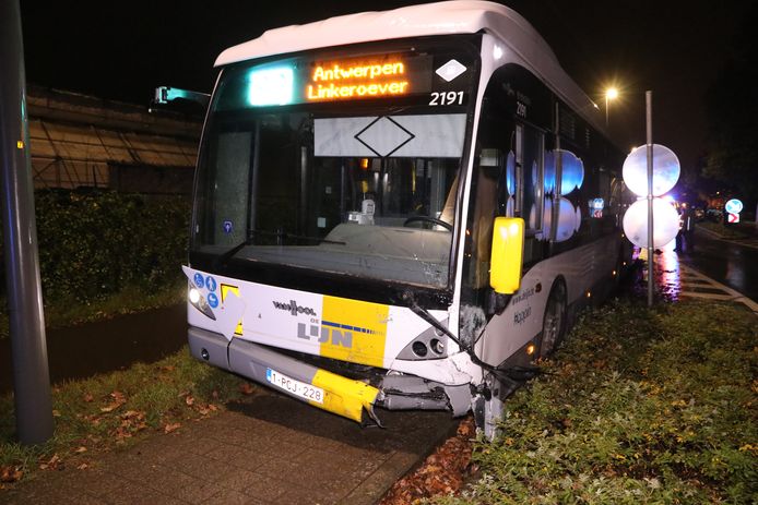 25-jarige jongeman op slag dood bij frontale aanrijding met lijnbus in ...
