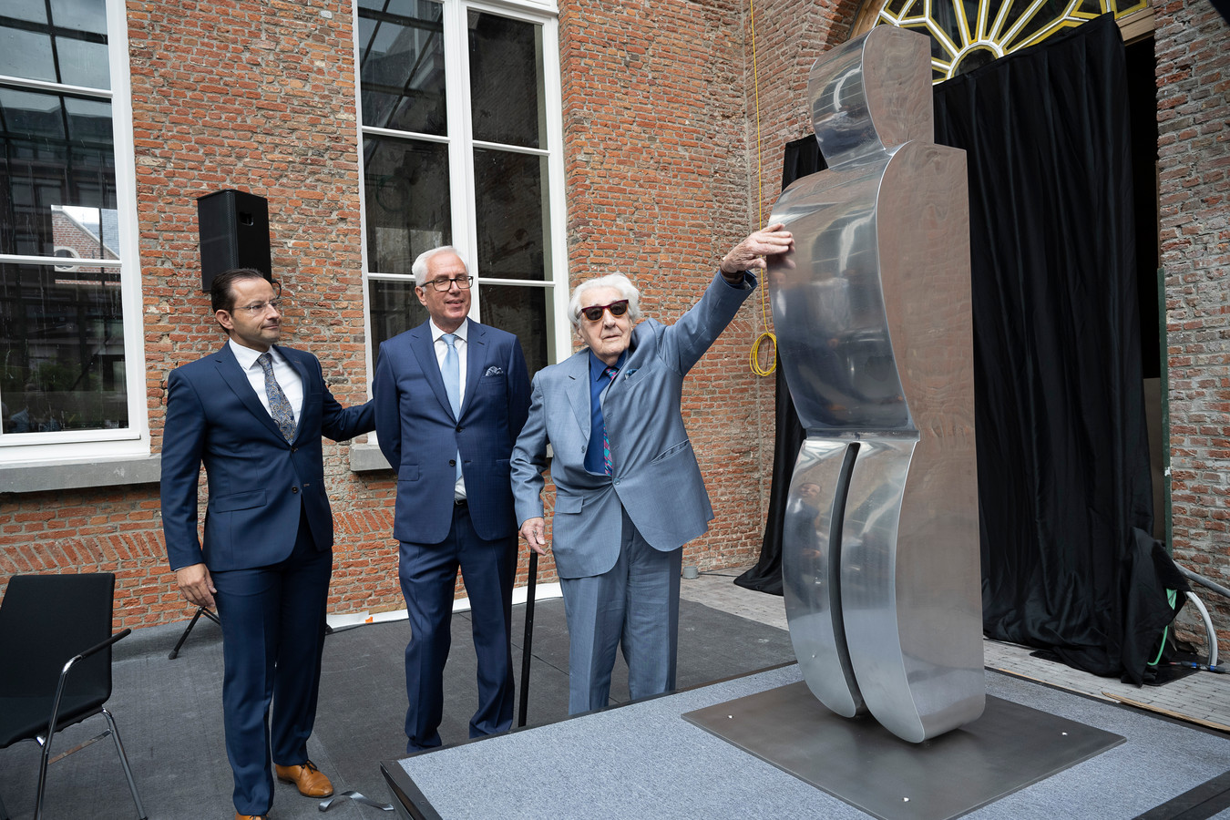 Levensgrote replica van kunstwerk op de maan onthuld in ...