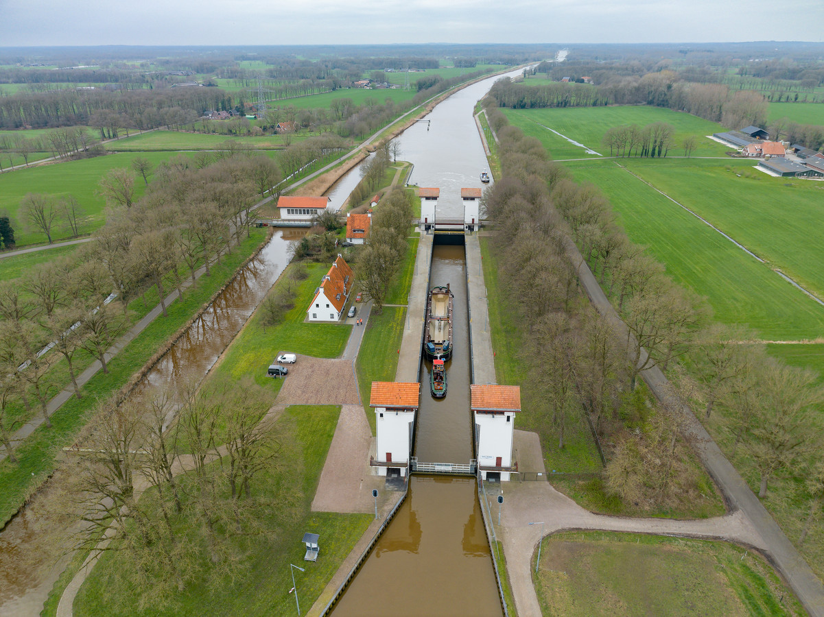 De sluis in Ambt Delden is belangrijk voor de scheepvaart en de ...