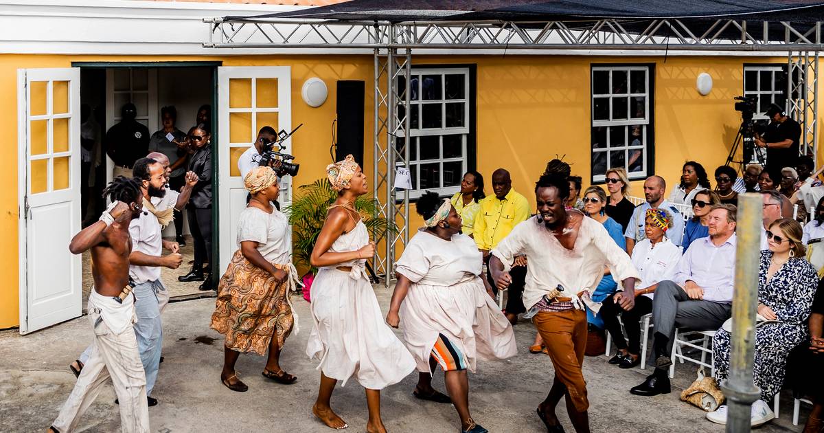 Protest op Curaçao tegen naakt standbeeld slavenleider Tula ...