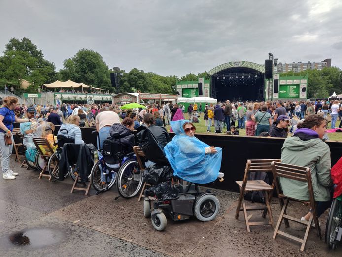 Met je elektrische rolstoel in de regen: Tahné en Miranda teleurgesteld ...