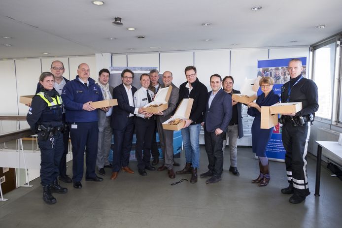 Unizo bedankt politie met stapels koffiekoeken | Antwerpen | hln.be