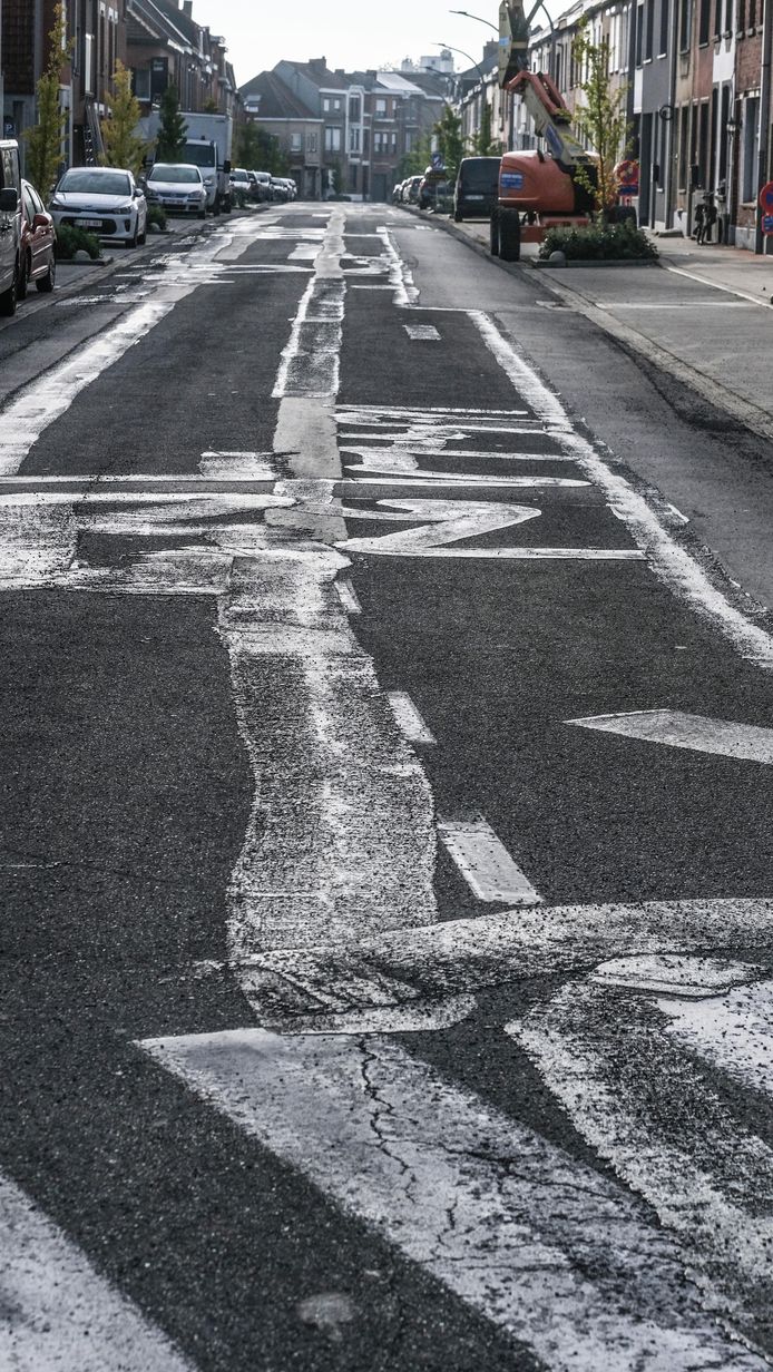 Opgeknapte straat in volkse buurt in Kortrijk lijkt op lappendeken ...