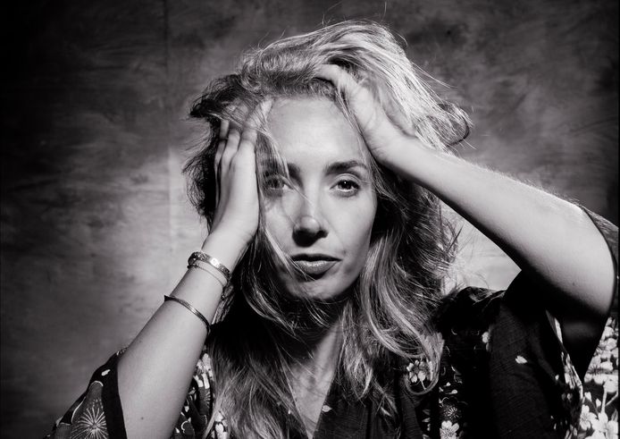 Omdat haar pa geen woord Frans spreekt, zingt Tess één Nederlands lied ...