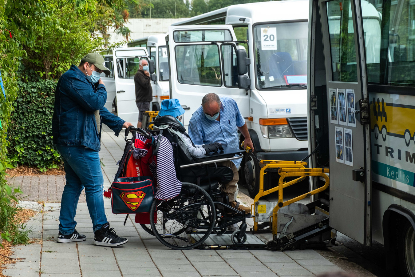 Leerlingen van BuSO De Tjalk zitten urenlang op de bus naar school ...