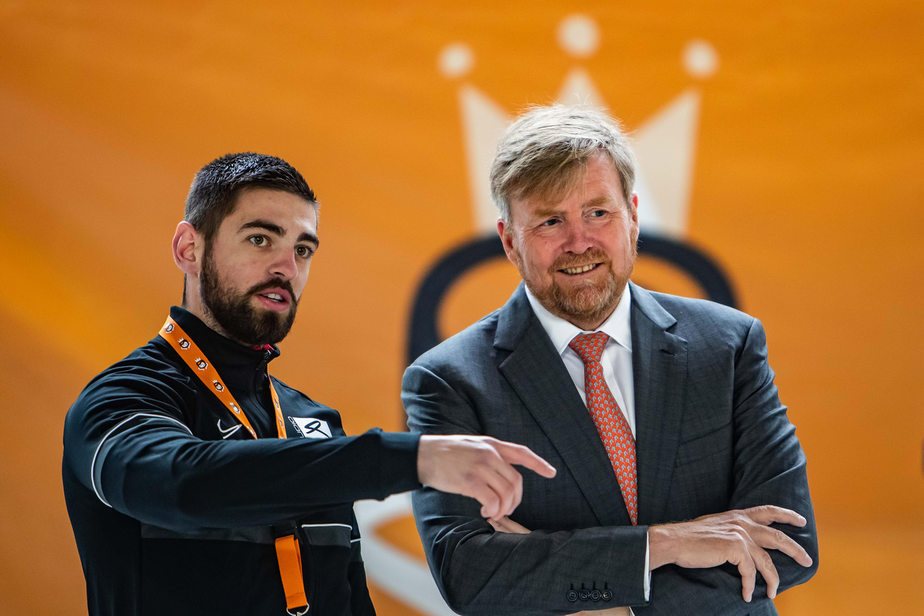 De Koning viert feest in Deventer met beroemde sporters en 850 kinderen ...