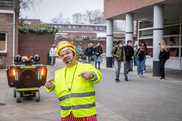 Bekenden wensen examenkandidaten Jan van Brabant succes in online video ...