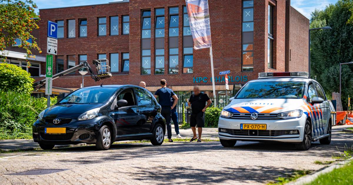 Kogel mist bestuurder op een haar na als hij voor stoplicht staat: vijf ...