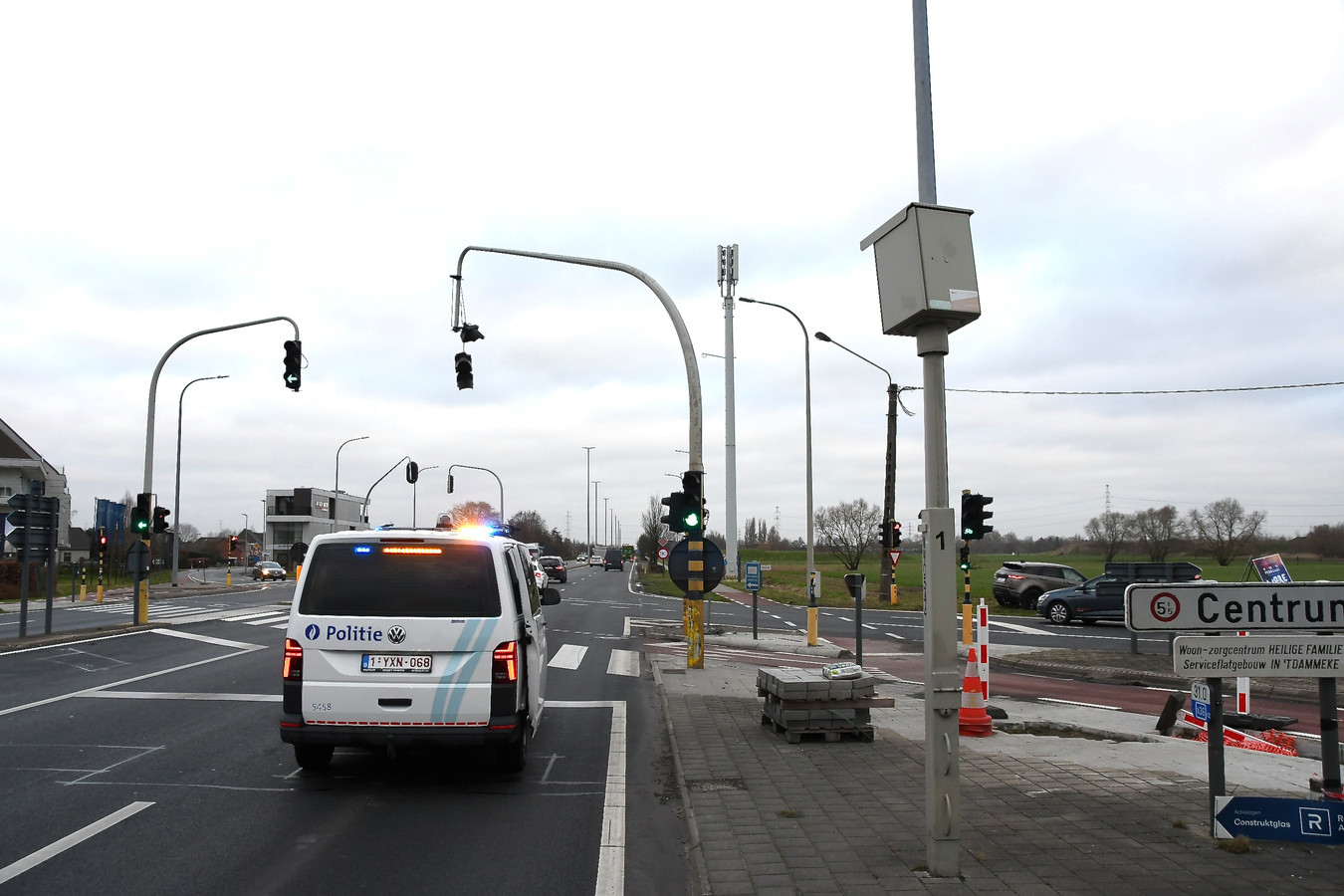 Vrouw in splinternieuwe wagen rijdt verkeerslicht aan en strandt in de groene berm | Foto | hln.be