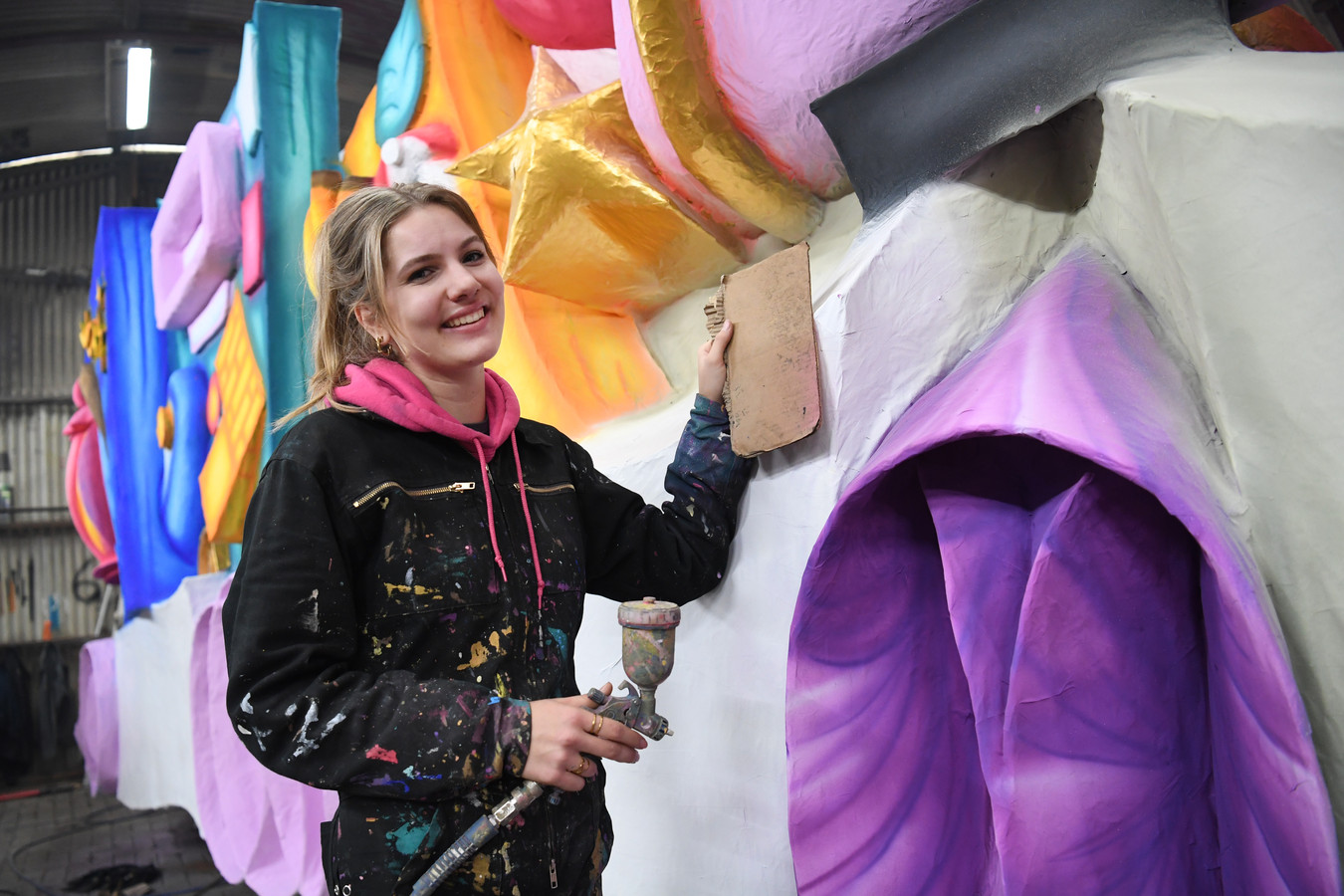 Vrouwen die net zo fanatiek carnavalswagens bouwen als mannen: ‘Die ene ...