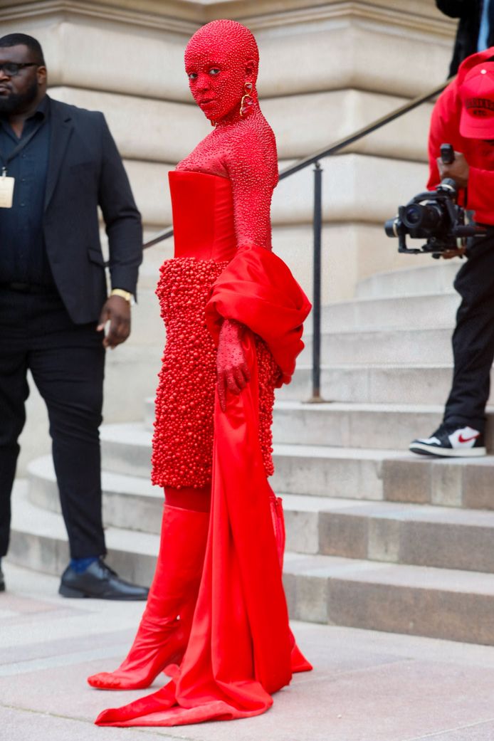 Onherkenbaar: Doja Cat verschijnt op Paris Fashion Week in outfit met ...
