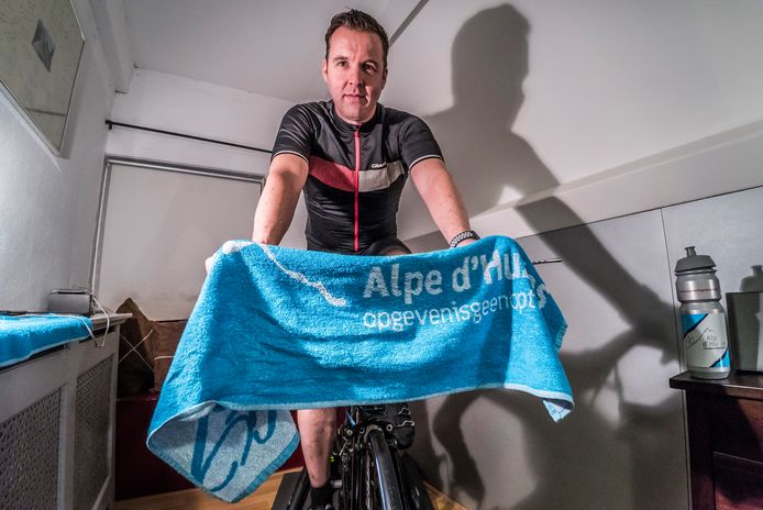 Gerald en Roger fietsen de Alpe d’Huez zes keer op, op de oprit ...