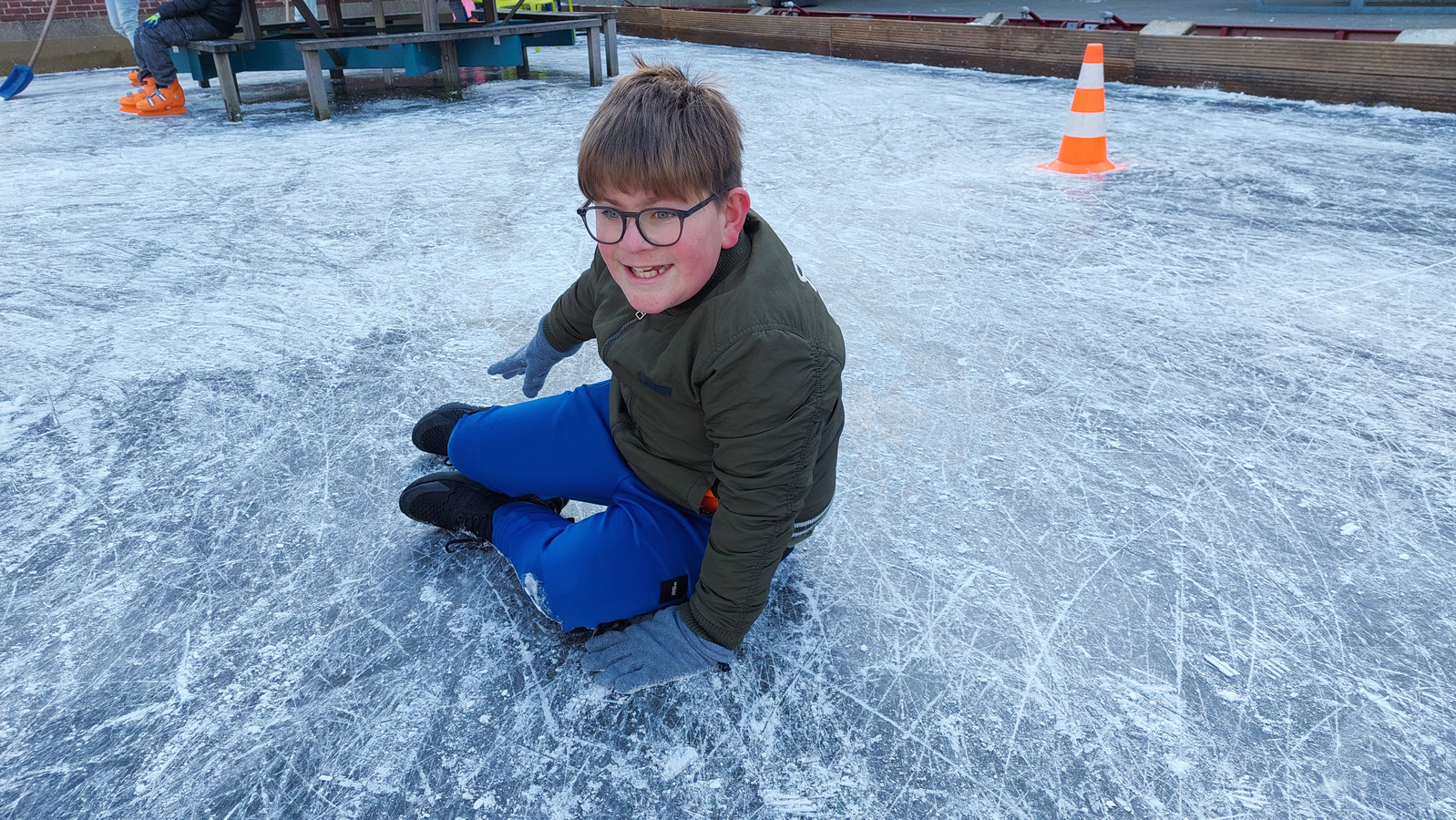 Schaatsen op het schoolplein dankzij meneer Jeroen: ‘Het begon weer te ...
