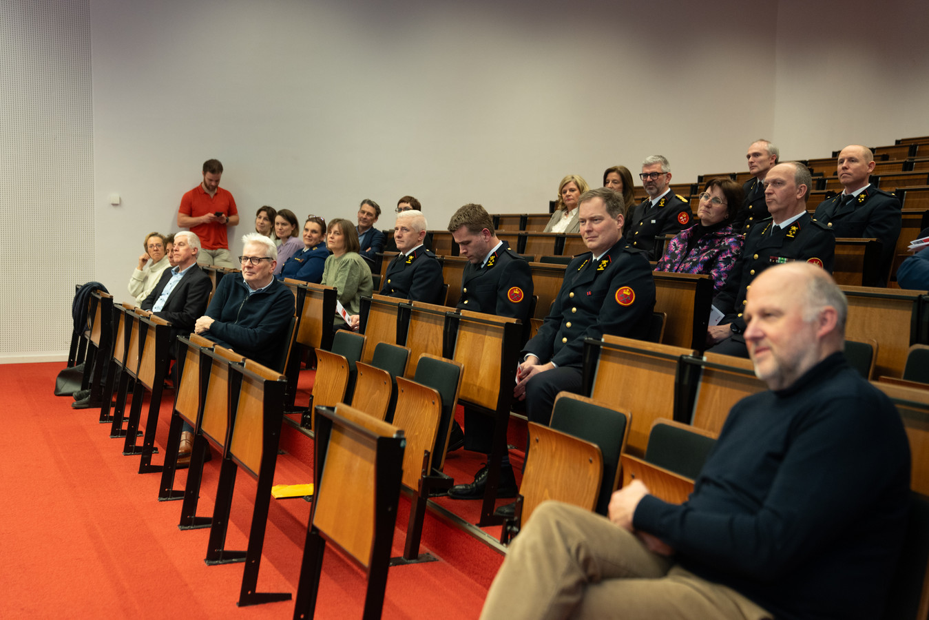 Hoge brandweerofficieren krijgen hoogst mogelijke brevet na intensieve ...
