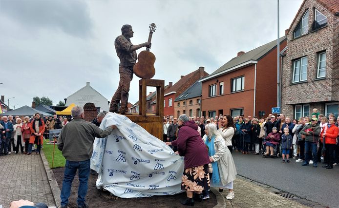 Zjef Vanuytsel met levensgroot bronzen beeld vereeuwigd in Meerhout ...