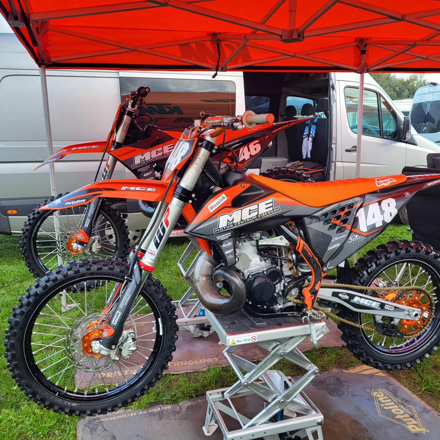 Terwijl Almeloër Ronny thuis is, worden er zeven motoren uit zijn ...