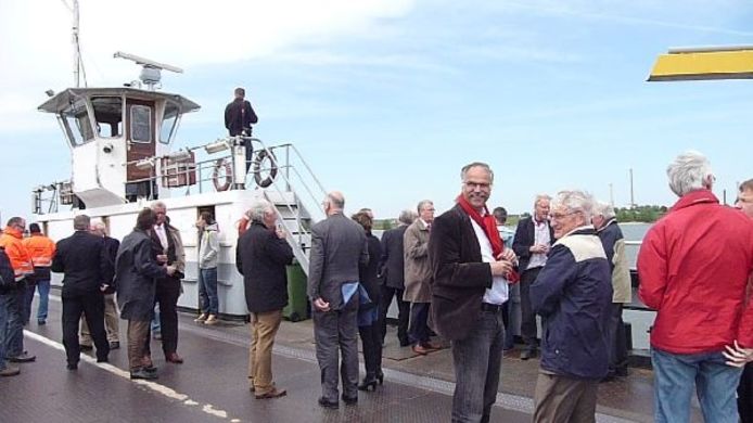 Proosten op nieuwe veerpont Brakel-Herwijnen | Den Bosch, Vught | bd.nl