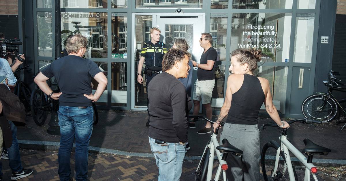 Winkel VanMoof gesloten, klanten boos voor de deur omdat ze hun fiets ...