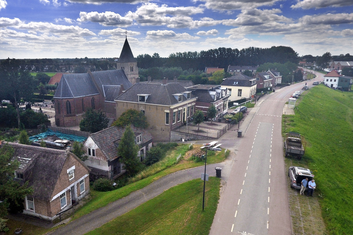 Groeten uit Langerak, het dorp aan dat lange stuk van de Lek | Foto | AD.nl